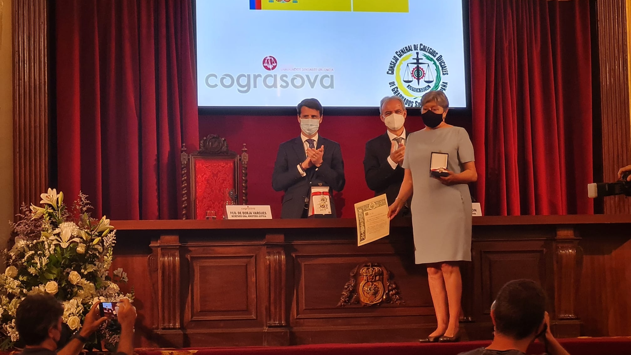 Borja Vargues entrega la Cruz de San Raimundo de Peñafort a Carlos ...